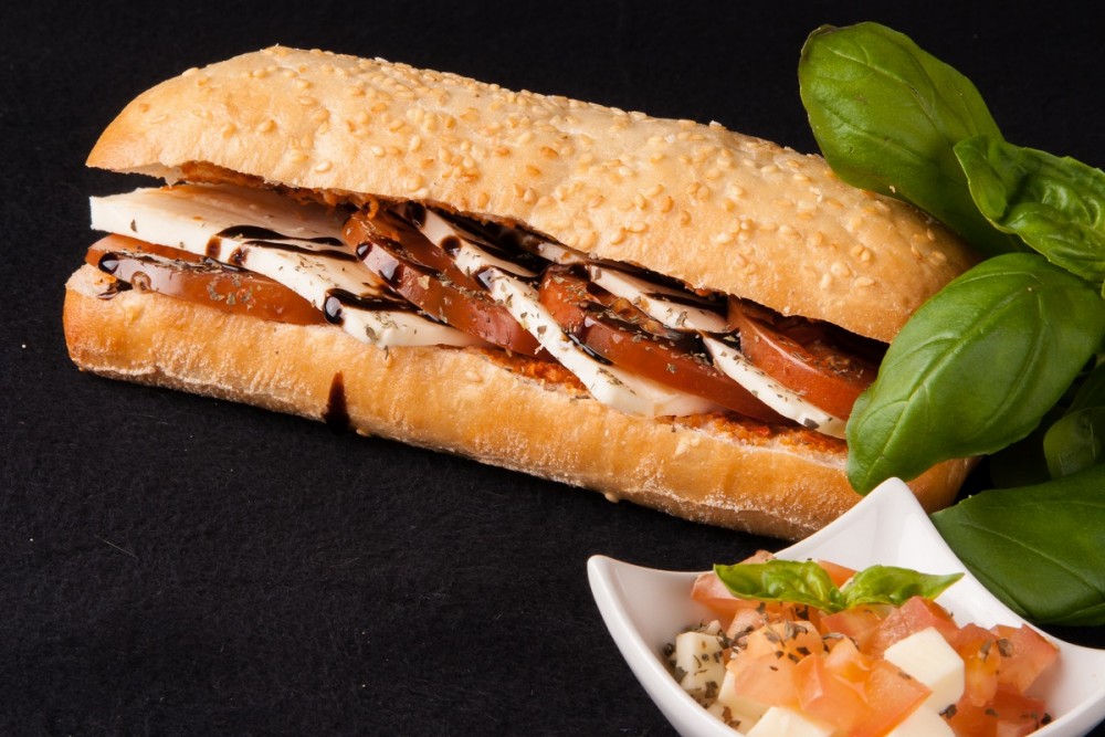 Rösner Backstube | Tomaten-Mozzarella-Panini mit Pesto Rosso